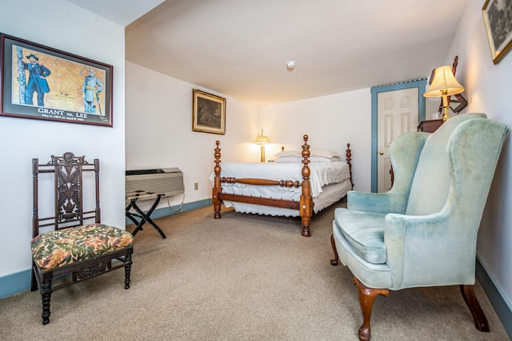 Wayside Inn (Room #11) Tyler Guest Room - Strasburg, VA