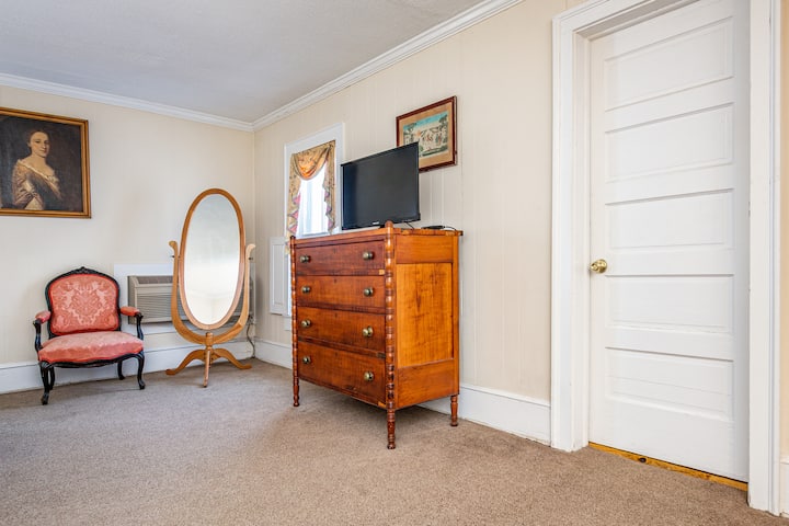 Wayside Inn (Room #16) Washington Stateroom - Strasburg, VA