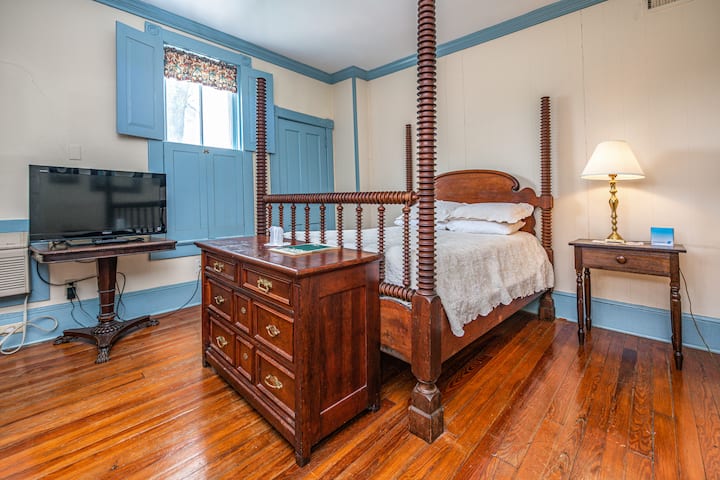 Wayside Inn (Room #17) Lee Guest Room - Strasburg, VA