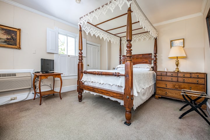 Wayside Inn (Room #21) Hite Guest Room - Strasburg, VA