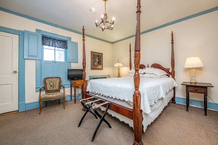 Wayside Inn (Room #22) Byrd Guest Room - Strasburg, VA