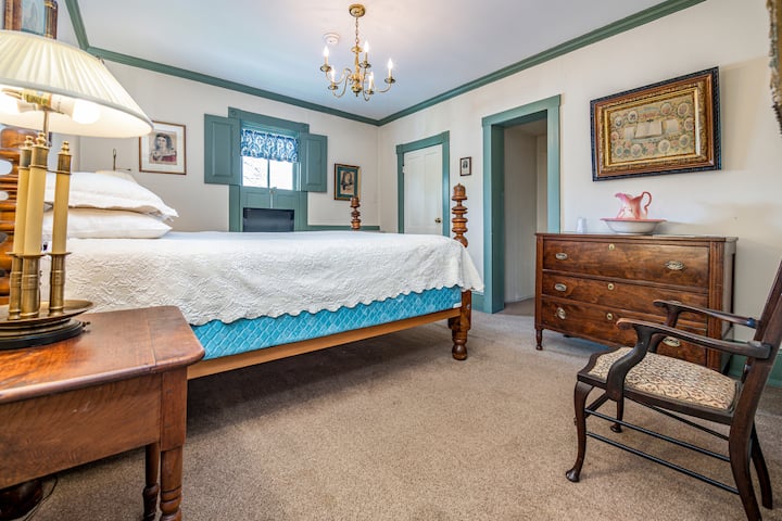 Wayside Inn (Room #23) Wilson Guest Room - Strasburg, VA