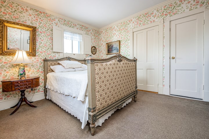 Wayside Inn (Room #24) Monroe Guest Room - Strasburg, VA