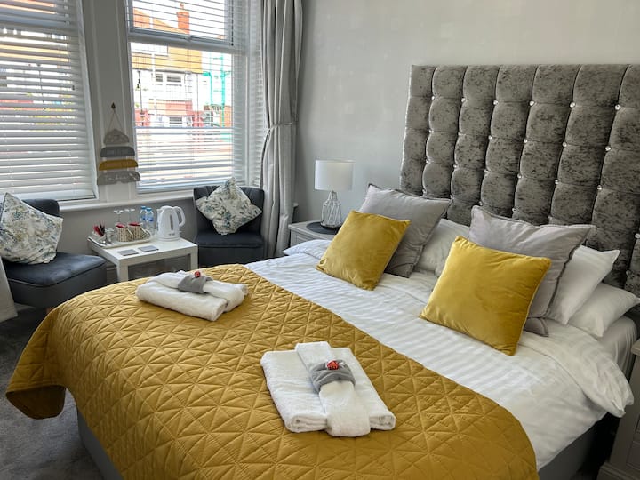 Rooms @ 153 Room Only! - Scarborough
