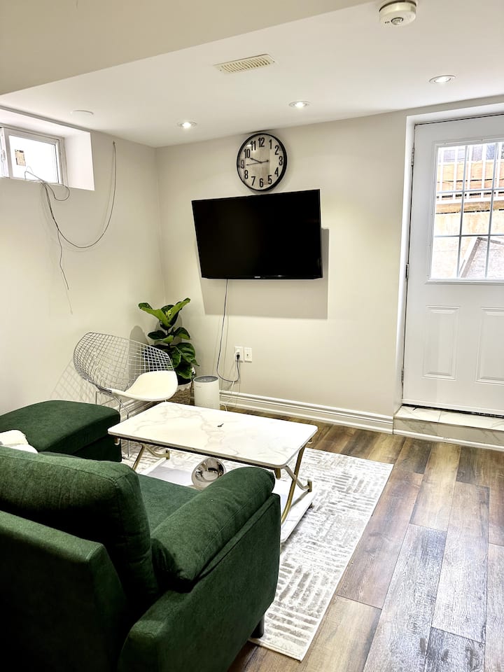 2 Bed 1 Bath/1 Free Parking/near Airport/near Sq.1 - Mississauga