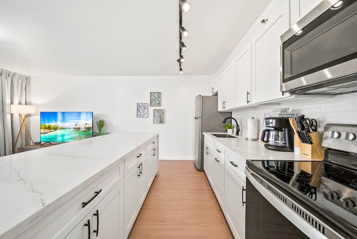 Exquisite 1bdrm @ The Waikiki Banyan W/parking - Honolulu, HI