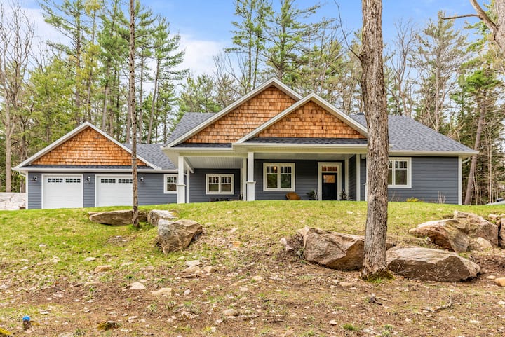 Executive Luxury 2 Yr Old Home - Bracebridge