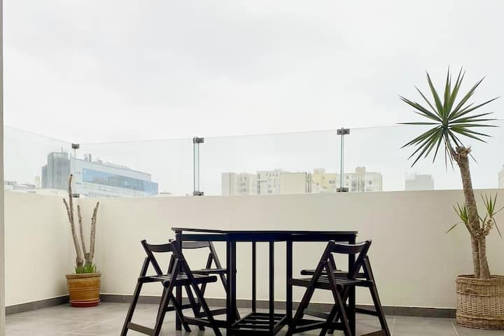 Spacious 3br Triplex W/ Big Terrace By The Malecon - Lima