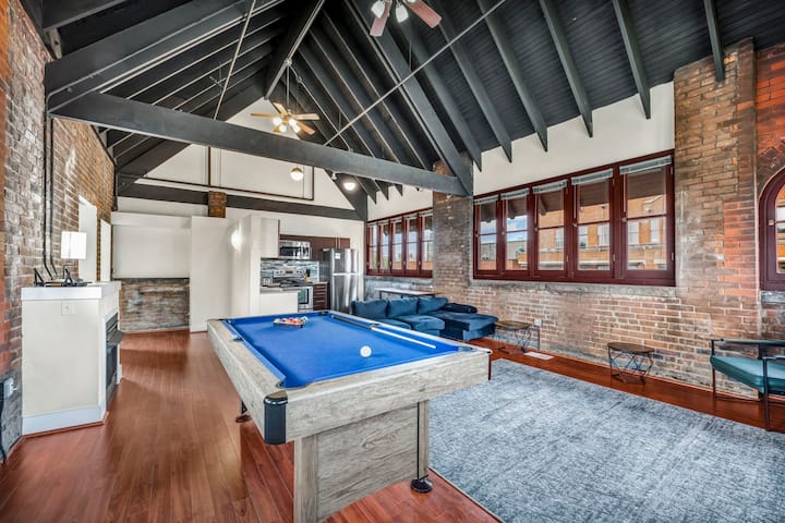 Huge Townhouse W/pool Table And Views Of Downtown! - クリーブランド, OH
