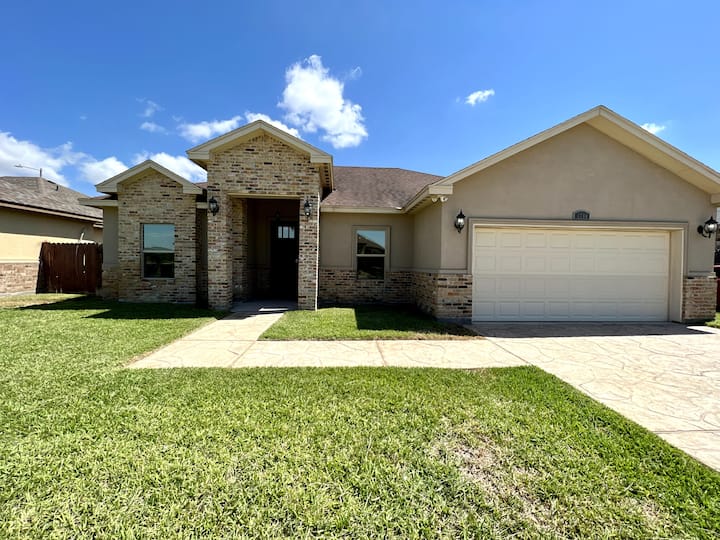 Golden Sanctuary/ Spacious 3 Bed, 2 Baths - Brownsville, TX