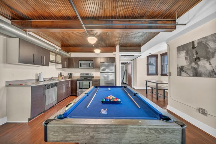 The Industrial Penthouse | Elevator | Pool Table - Cleveland