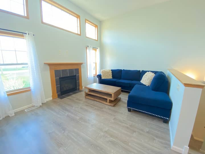 Charming Luxury Townhome In Peaceful, Quiet Suburb - Woodbury, MN