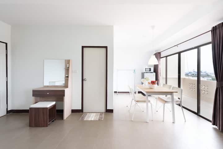 Spacious And Simple Apartment Retreat - Bang Kapi District