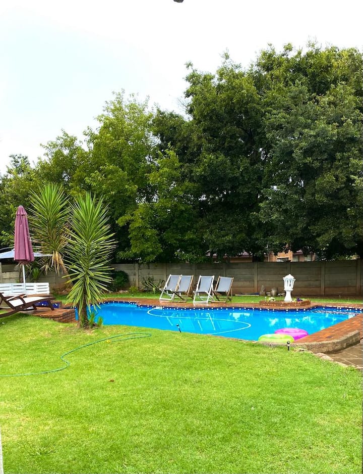 4-bedroom Guest House With Pool Fireplace & Lappa - Randfontein