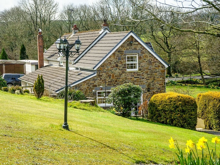 Peaceful Stone Cottage, Nestled In The Countryside - Oakwood Theme Park