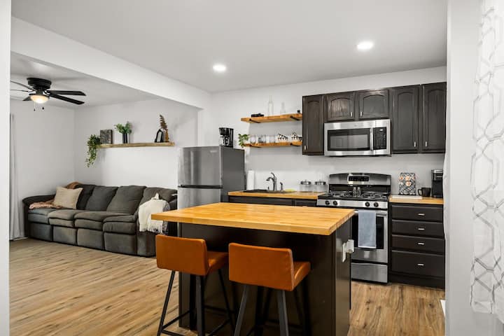 The Green Door-cozy Stay By The Square Pubs & Cafe - Illinois