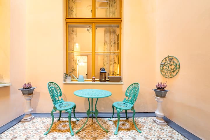 Unique Bohemian Apt W. Patio N Bathtub - Praga