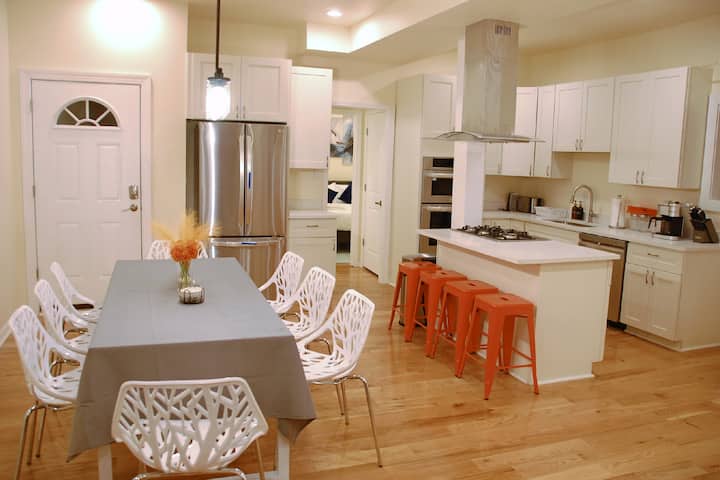 Spacious 5br Home W/game Room + Parking, Sleeps 12 - Pittsburgh, PA