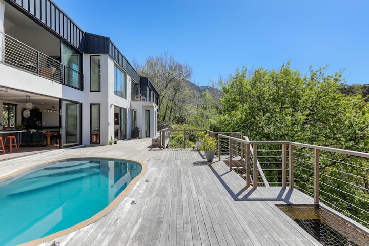 Spacious 6-bedroom Constantia Villa - Cape Town