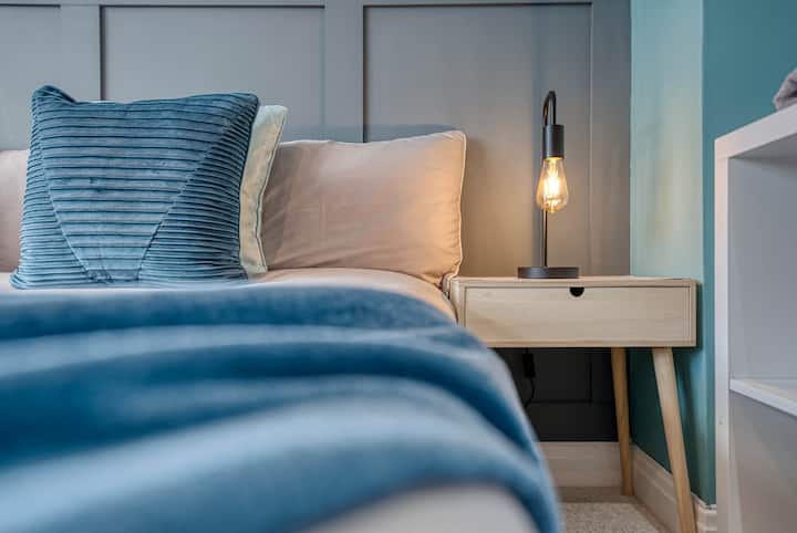 Modern ~ Parks ~ 5 Beds ~ Parking - Kenilworth