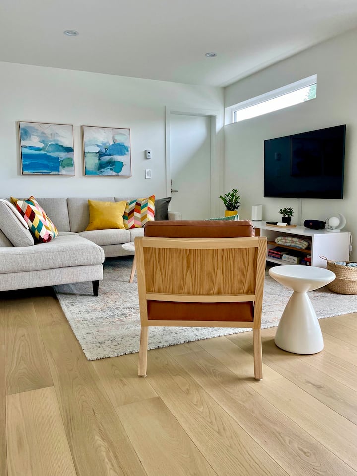 Bright And Modern Coach House Suite - Mount Seymour