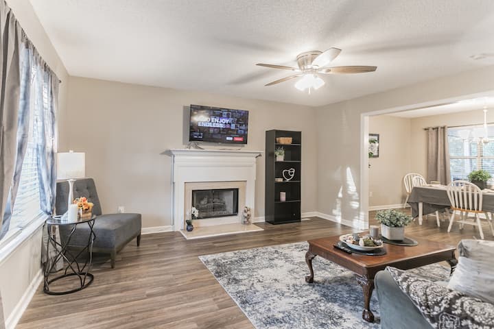 Cozy Lakepoint Getaway: Comfy & Centrally Located - Cartersville, GA