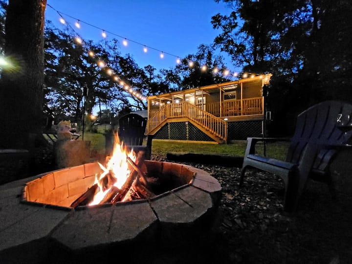 River Daze Cabin - A Cozy Cabin Right On The River - Giraffe Ranch, Dade City