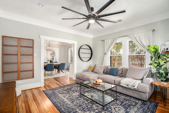 Heights 2br/1ba Updated Bungalow - アメリカ ヒューストン