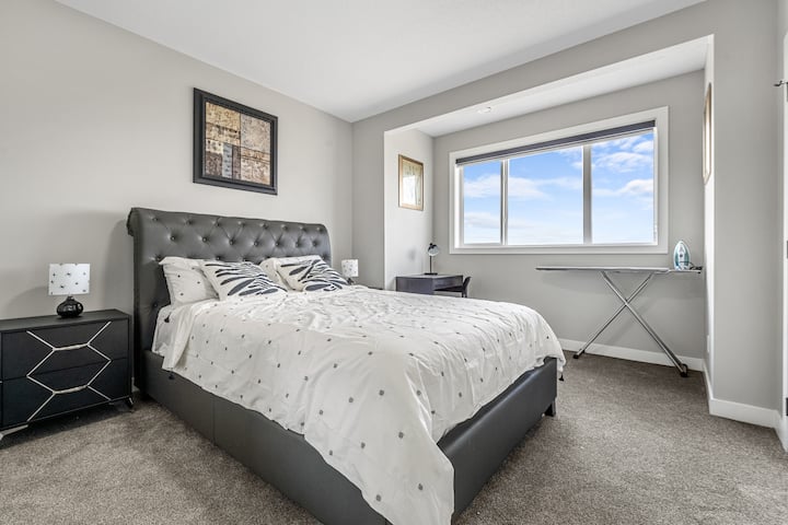 Sunny Walk-out Unit | Free Parking | Near Grocery - Calgary