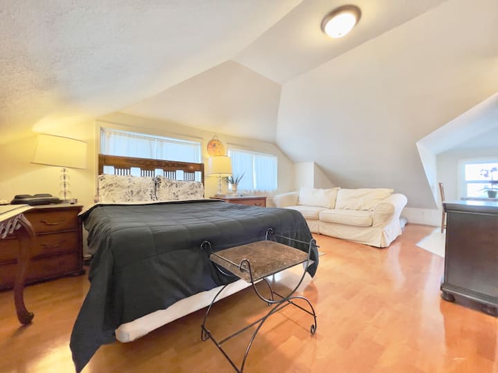 Hull Victorian Loft Suite | Silicon Valley Charm - San Jose, CA
