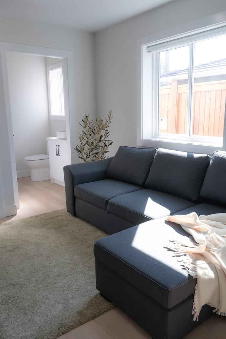 Cozy Sunlit 2 Bedroom & Den Laneway! - Vancouver