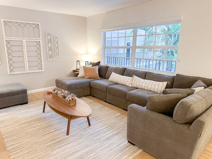 Spacious Modern Condo | Pool + 15 Min Walk Beach - Fort Lauderdale