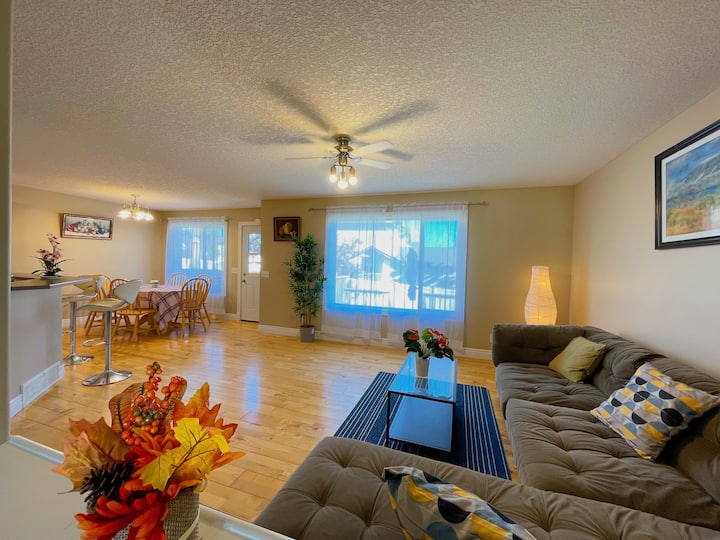 Spacious Private Home, Free Garage, Safe Community - Calgary