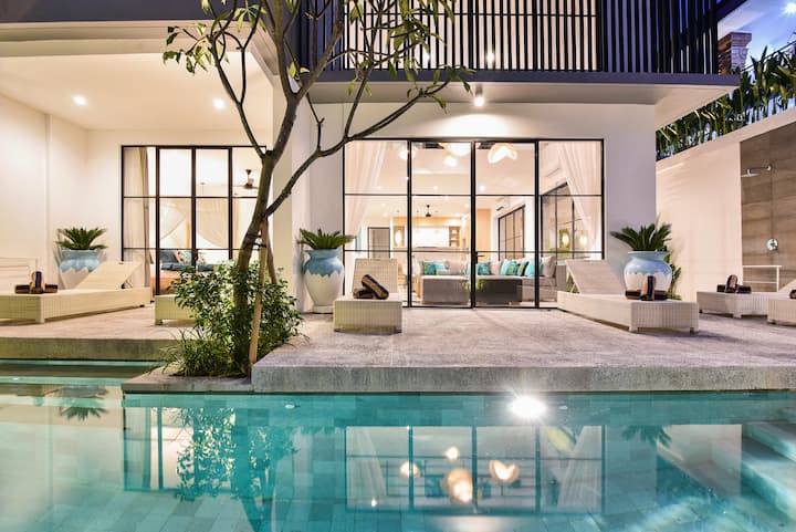 Sleeps 20 People Close To Finns Beach Club & Atlas - Canggu