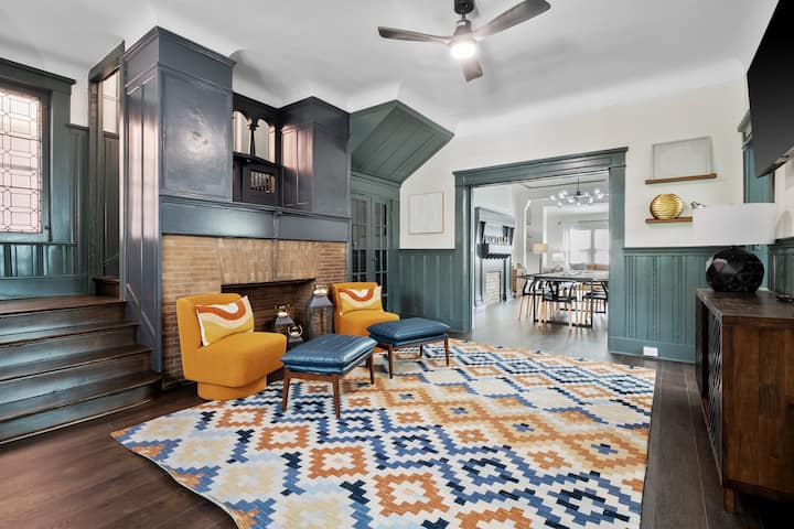 Luxury Living: Grand 7br/5ba Near Everything - St. Louis, MO