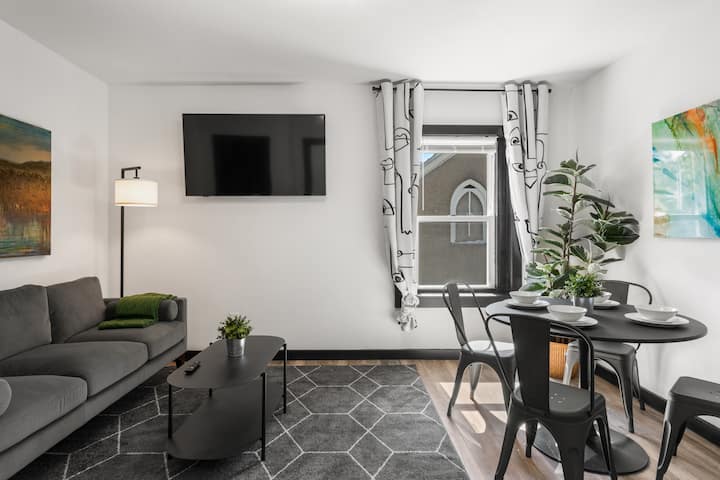 Spacious 1br In Historic Germantown + Free Parking - Chestnut Hill, PA