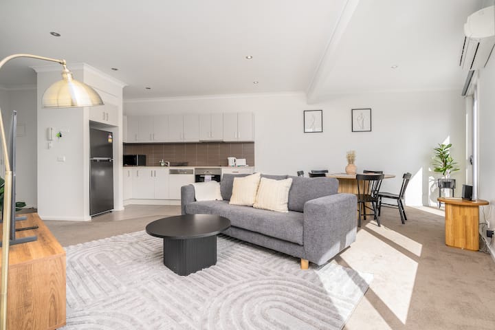 3br Modern Apt | Prime Location 7 Mins To Cbd! - Belconnen