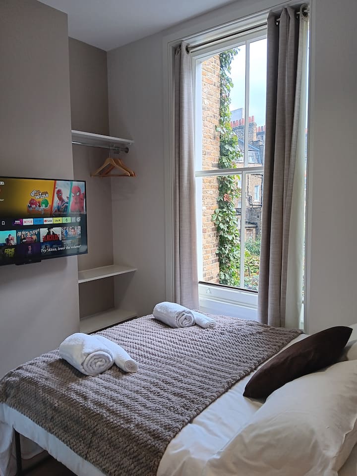 Room 20 - First Floor Back - Charing Cross - London