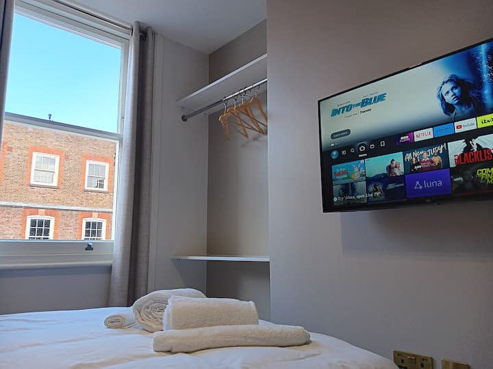 Room 24 - Second Floor Front - 