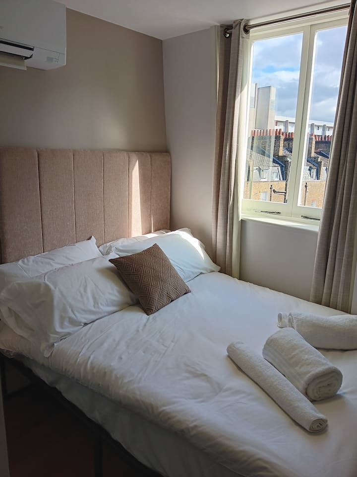 Room 11 - Third Floor Back - Greenwich
