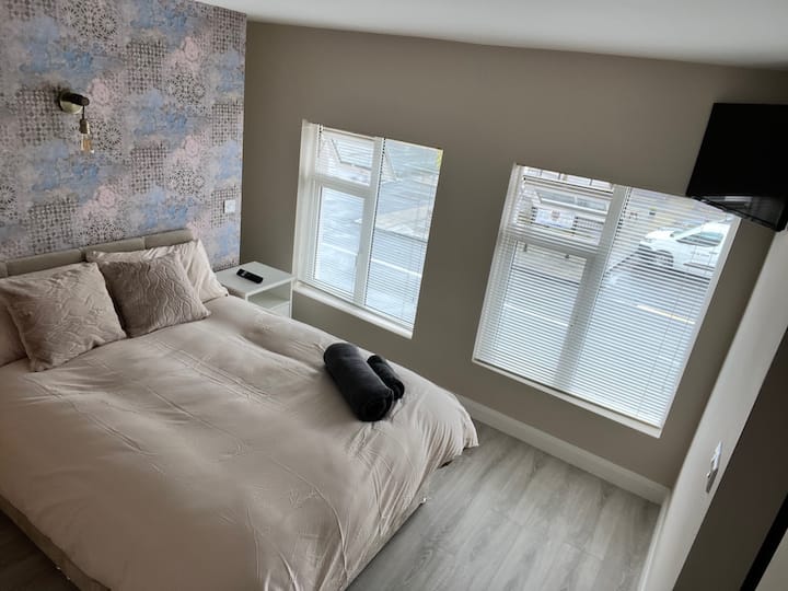 Kenny's Corner Ballygar (1 Double Room) - Roscommon