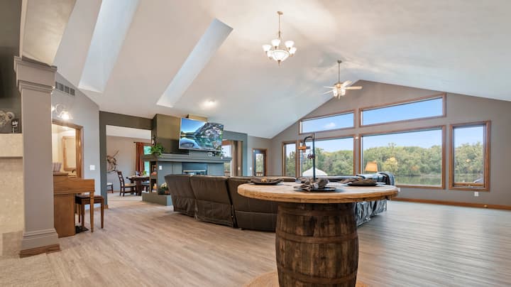 Large House On The Rock River *Pool Table* - Illinois