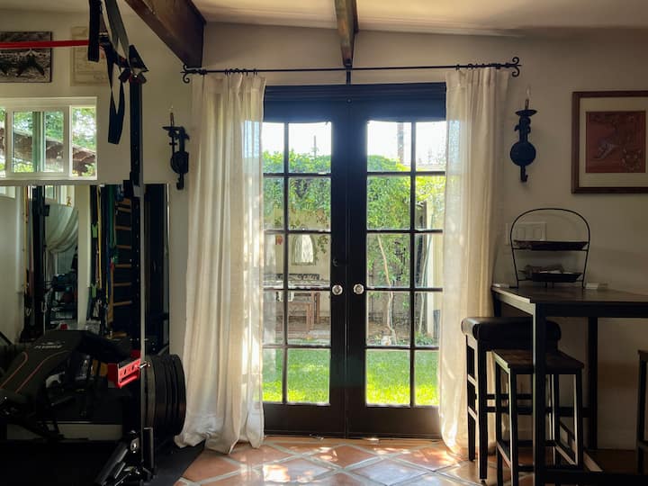 Beautiful 1 Bedroom Guest House With A Gym - Burbank