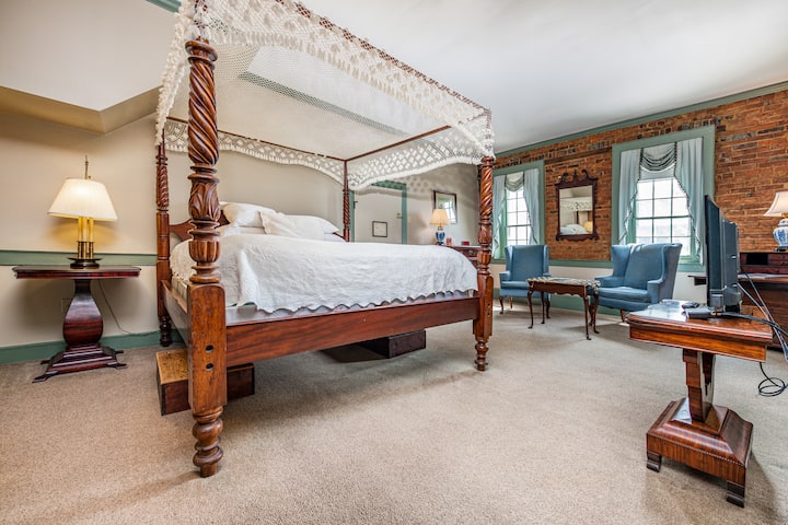 Wayside Inn (Room #2) Reeves Room - Strasburg, VA