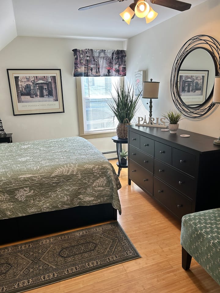 Entire Private Suite -Br/lr/ba! - Bristol, RI