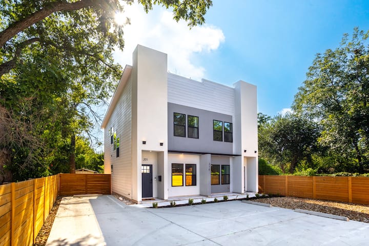 Modern Downtown Riverwalk Alamo Dome Beauty - San Antonio