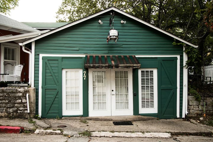 Texaco Bungalette: Historic Loop, Walk Downtown! - Eureka Springs, AR