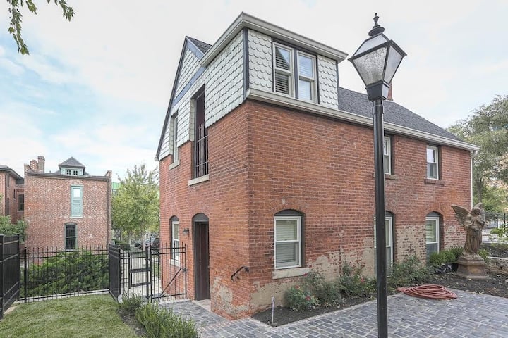 Adorable Carriage House Downtown - カンザスシティ, MO