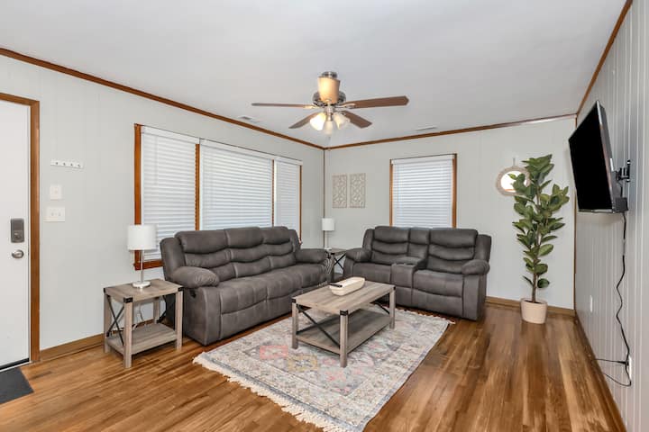 Quaint 2 Bedroom With An Office - Burritt on the Mountain