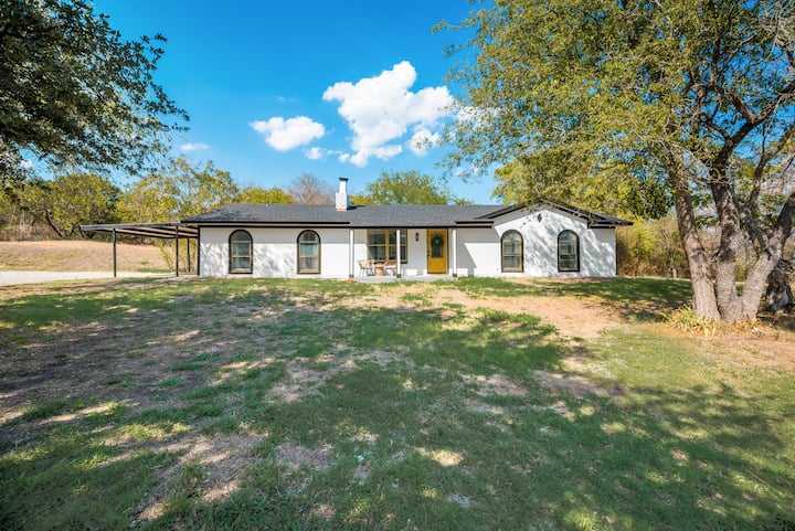 Afar Modern Vacation Home - Splash Park, Springtown